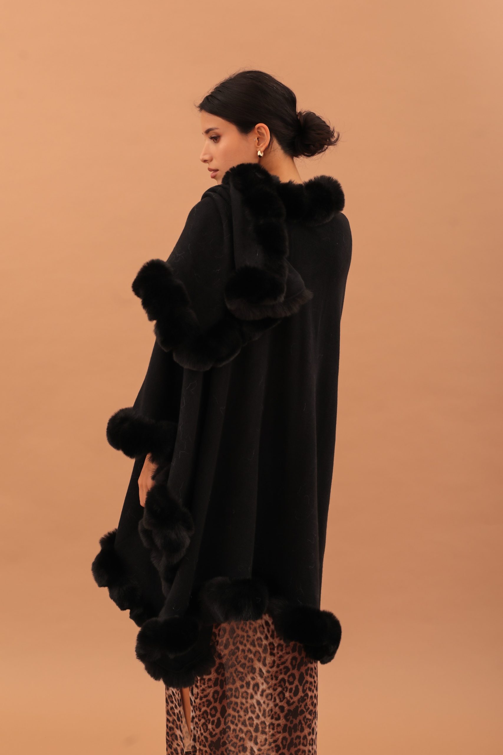ECO-FUR LINING CAPE - BLACK - Conelle